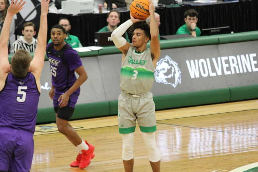 Men’s basketball bounces back with 30-point victory over ACU - UVU REVIEW